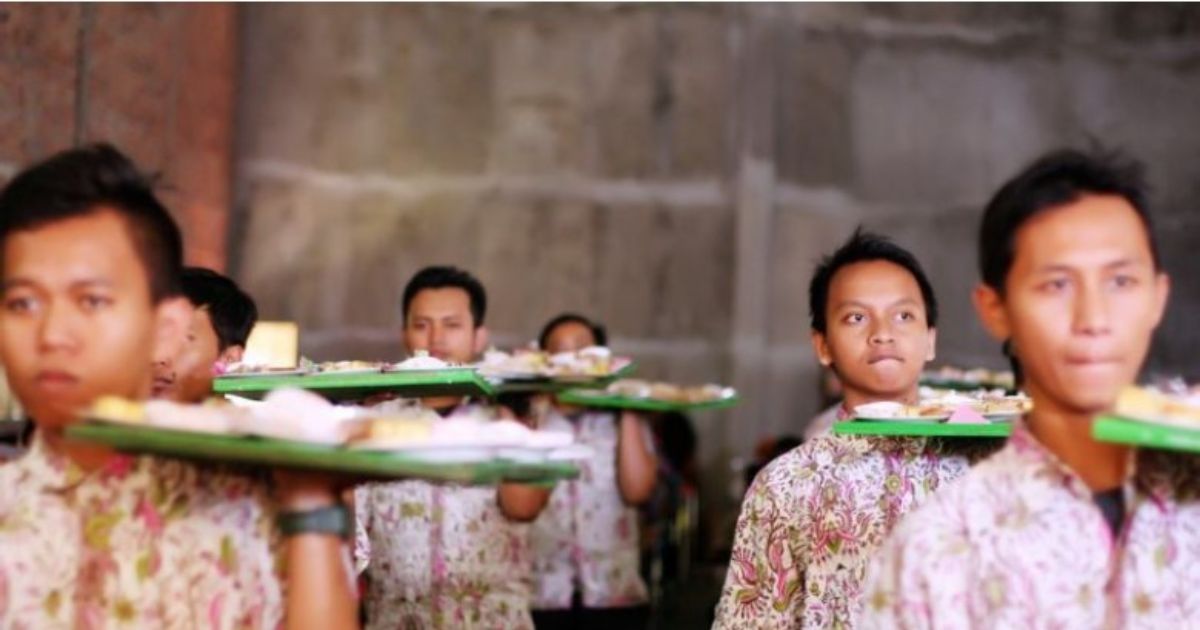 Beda Prasmanan & Piring Terbang untuk Sajikan Hidangan Hajatan